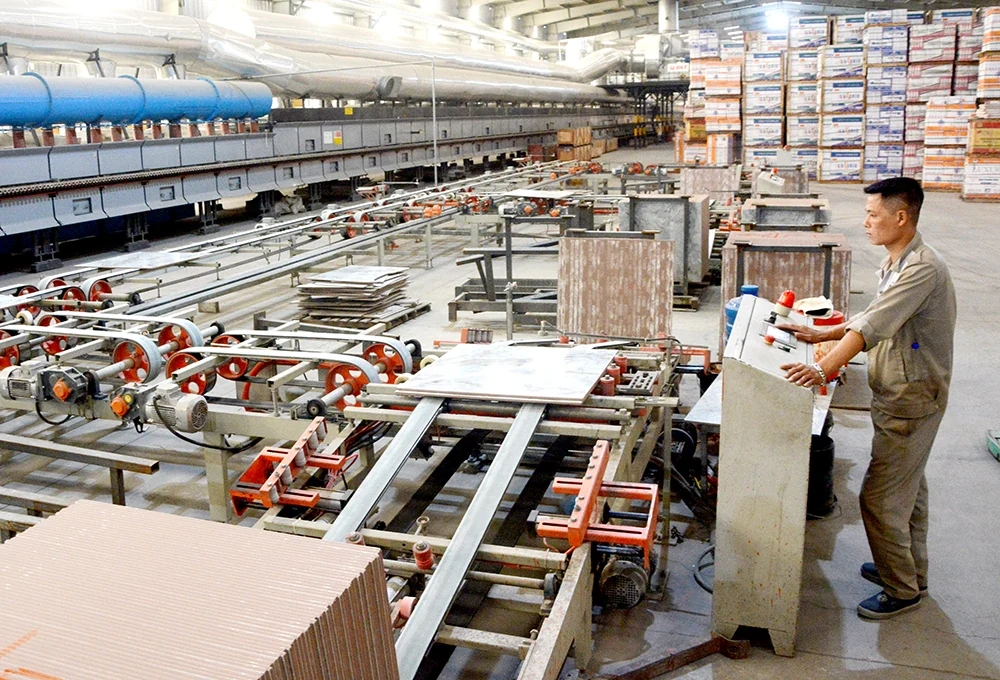 Develop the construction materials manufacturing industry