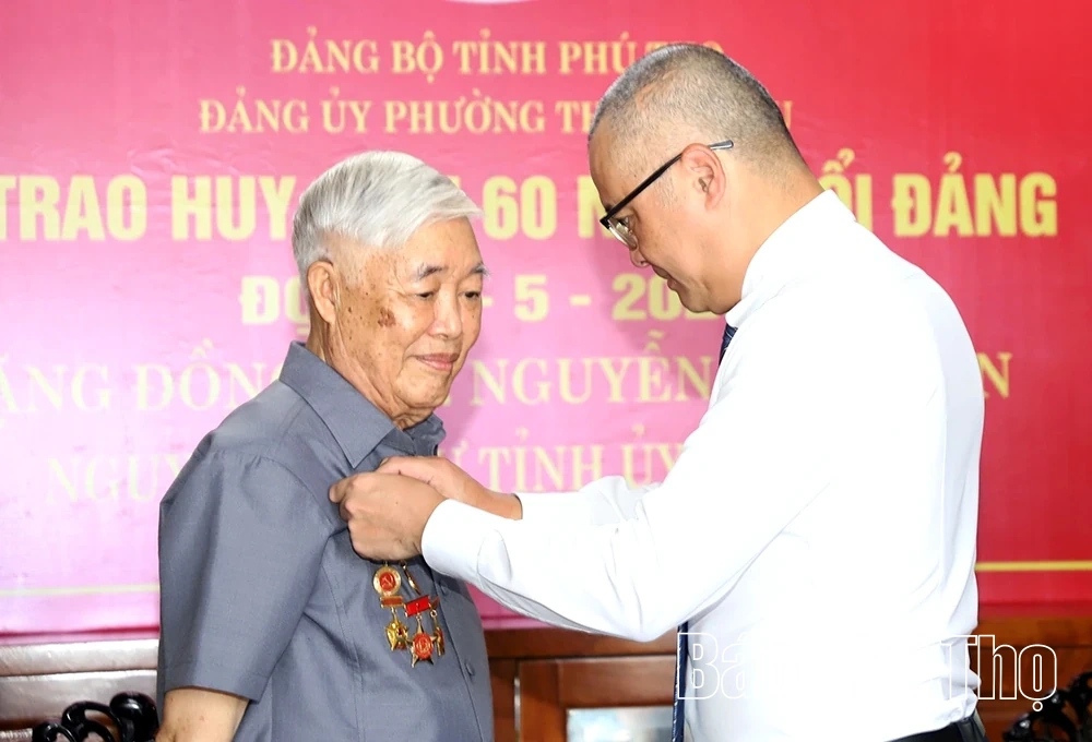 Bí thư Tỉnh ủy Phạm Đại Dương trao tặng Huy hiệu Đảng cho các đồng chí ...